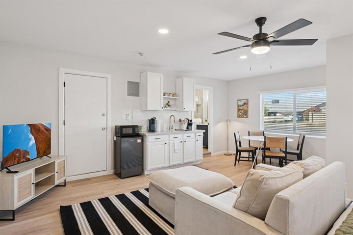 Chic Studio - King Bed And Sleeper - Tempe, AZ
