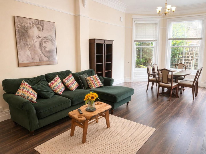 Pretty Seaside Apartment With Garden And Parking & Sofa Bed Sleeps 5 - Boscombe