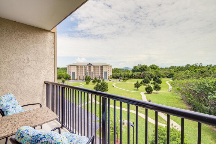 Steps To Parkway! Pigeon Forge Condo + Pool Access - Tennessee