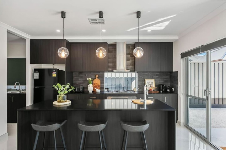 The Rumpus House - Sleeps 10, Playroom, Near City Beach - Perth