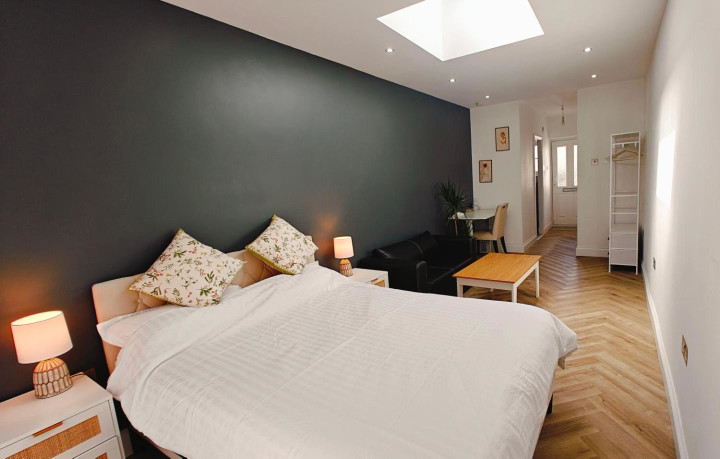 Cosy Large Family Room With En-suite Shower Room And Private Entrance - Redhill