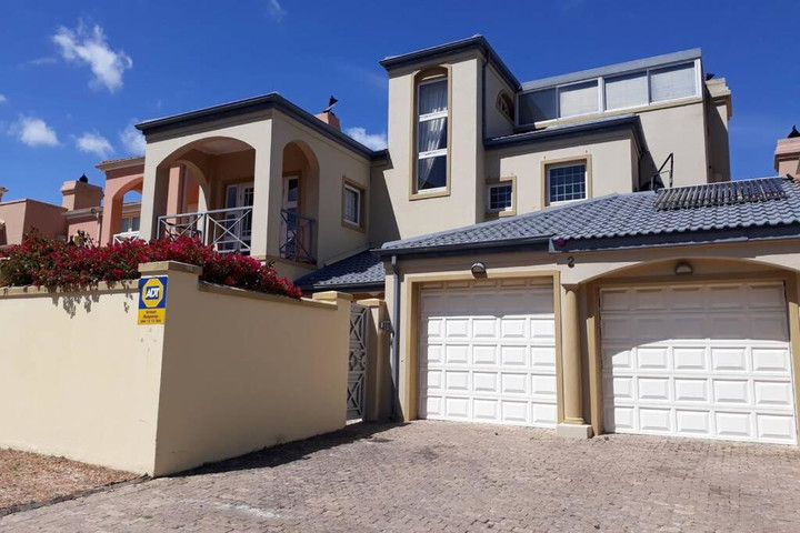 100 M's From The Beach With Views - Cape Town