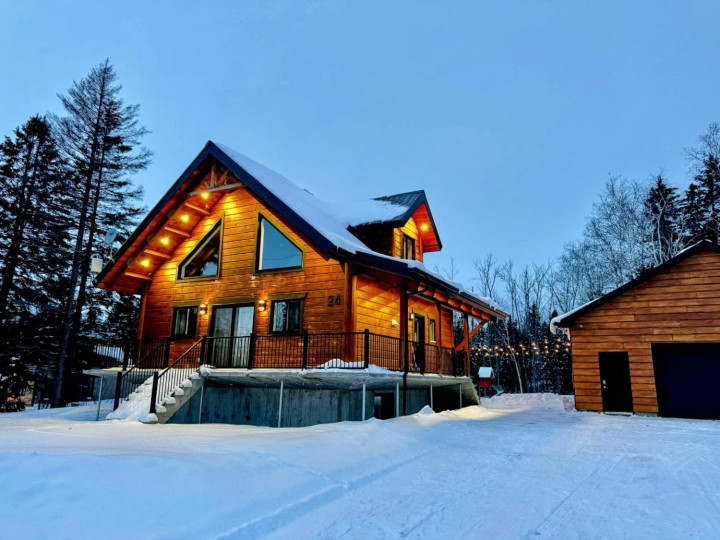 Chalet Avec Spa Au Lac-saint-jean - Alma, QC, Canada