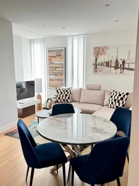 Spacious Urban Gem Apartment With Parking - Hampshire
