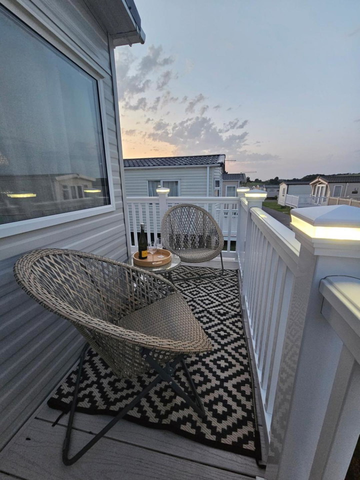 Jurassic Bliss - Stylish Static Caravan With Partial Sea View At Durdle Door - Lulworth Cove