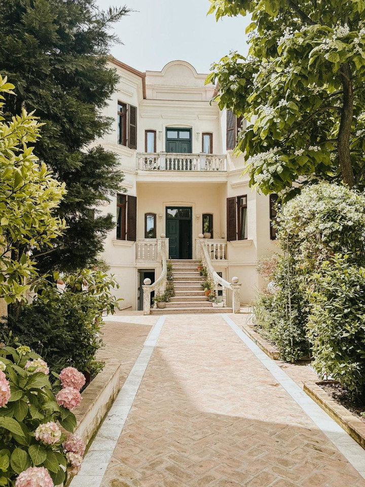 Seven Cafe And Hotel - Albania