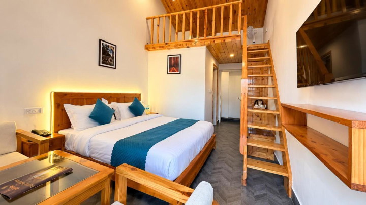 The Four Season Dwaper Hotel Library Mall Road - Mussoorie