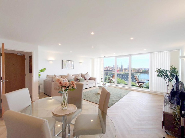 Deluxe Two Bed Apartment With River & City View - Hertfordshire