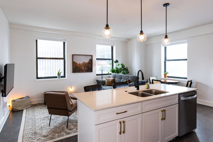 Luxury Downtown Apt With Parking, Gym, And Lap Pool · Sleeps 4-5 - Milwaukee, WI
