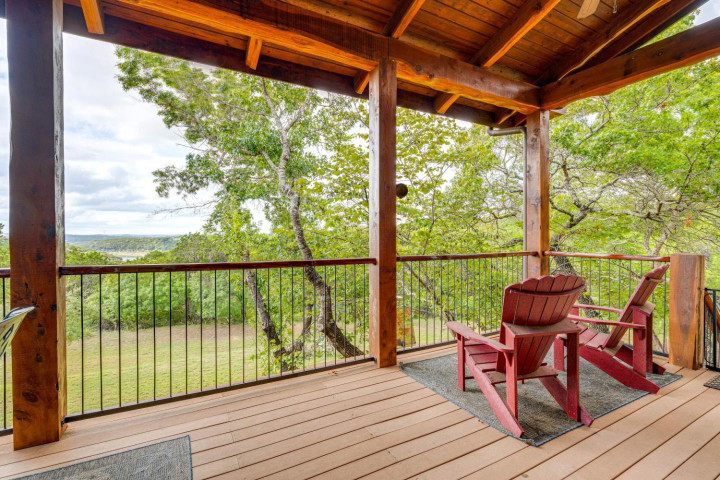 Lake Travis Views! Hollows Cabin, Pools, Sleeps 10 - Texas