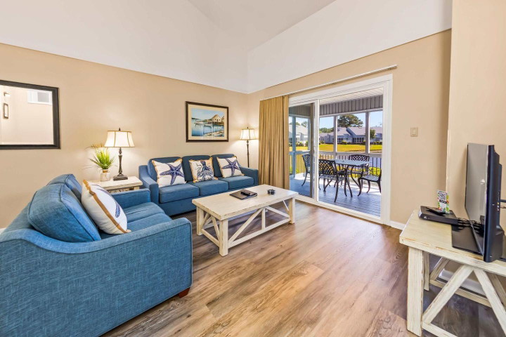 Lakefront Condo With Pools Gym & Hot Tub - New Bern, NC