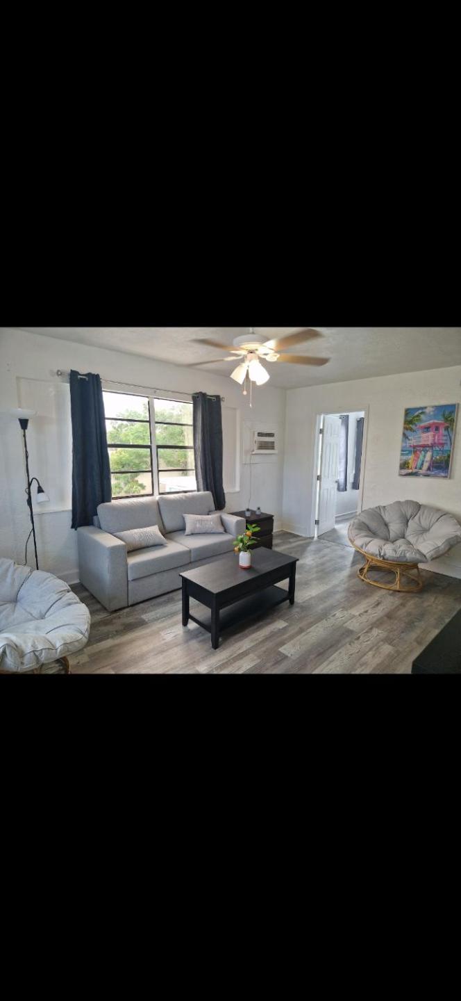 2 Bedroom Apartment Great Living Room Sunny Days Motel - Florida