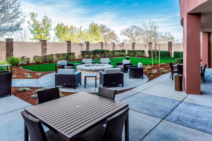 Courtyard By Marriott Roseville Galleria Mall/creekside Ridge Drive - Roseville, CA