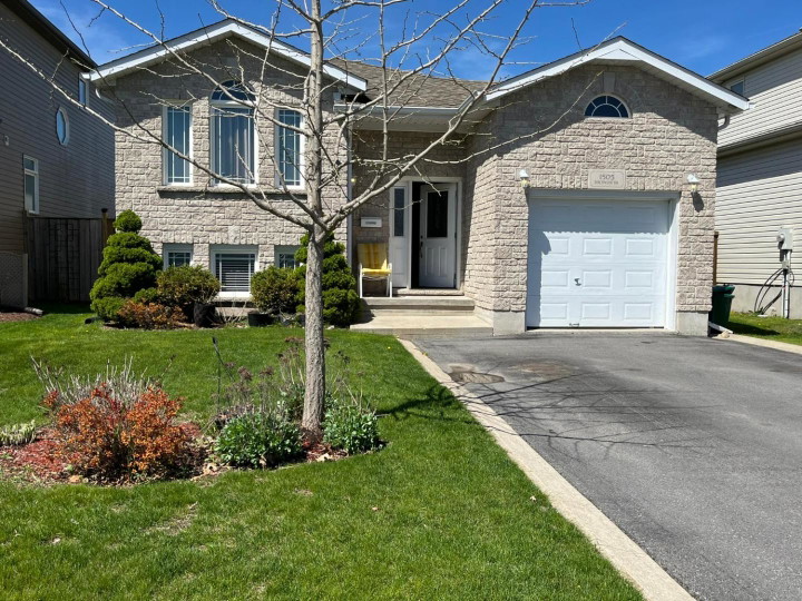 Spacious And Charming Bungalow Retreat (Close To Many Amenities) - Kingston, Canada