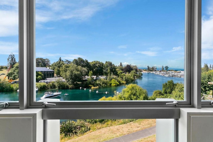 Riverfront Apartment With Views And Pool Access - Taupo