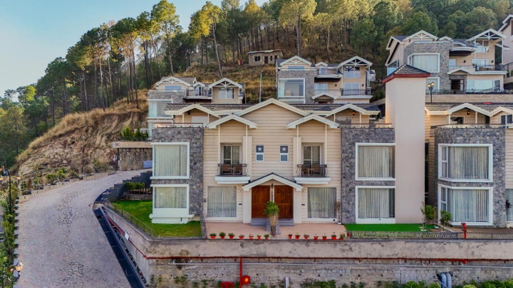 Elivaas Privé Royce Cottage Hilltop 4 Bhk Retreat With Indoor Bar, Terrace & Scenic Views - Kasauli