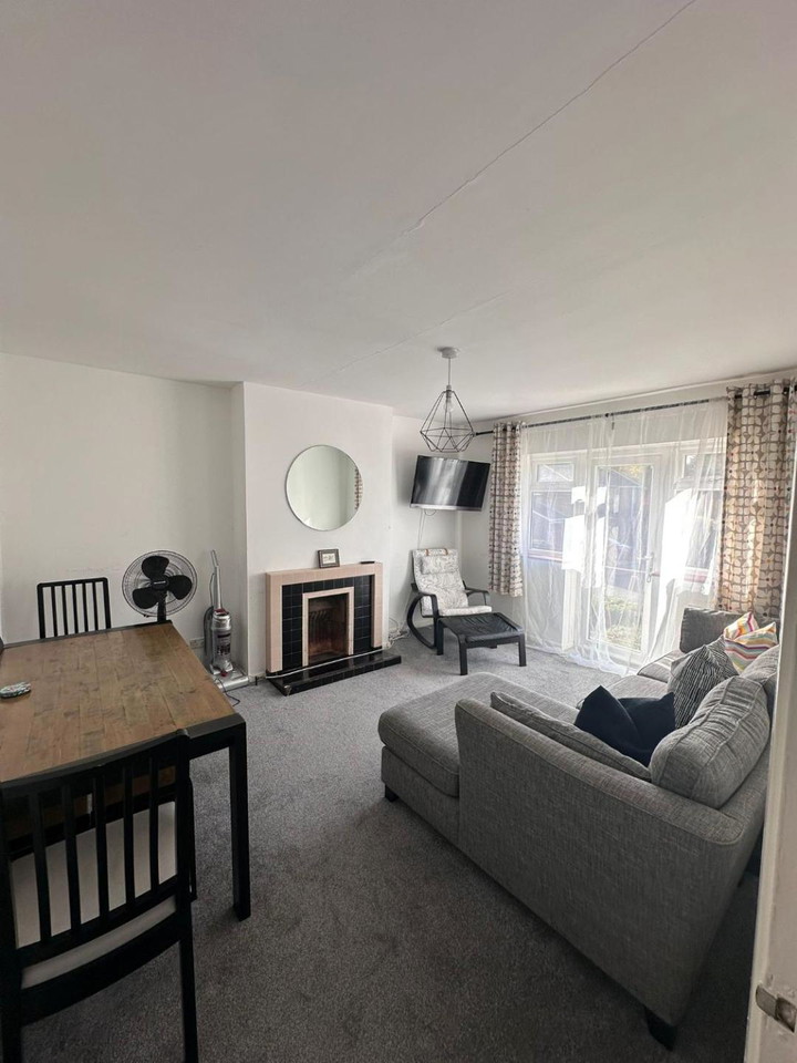 Entire 2 Bed Apartment - Up To 4 Guest - 10 Min From Station & Town Centre - Bracknell