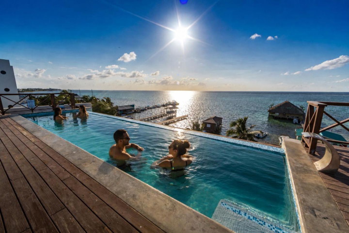 Sandbar Beachfront Hotel & Hostel Restaurant - Belize