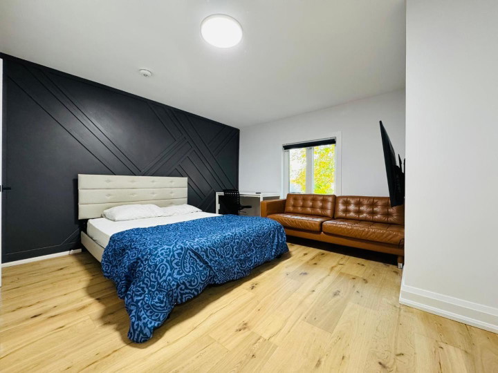 Spacious Room1, Airport, Free Parking, Sep Entrance, New Renovation, Shared Bathroom - Mississauga