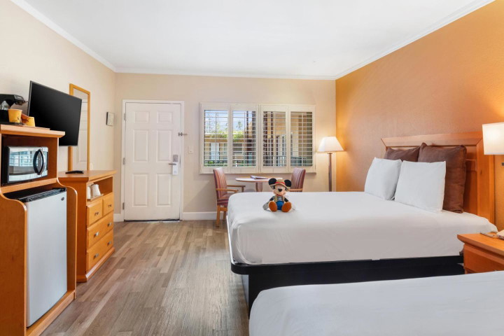 Anaheim Islander Inn And Suites Near Park And Convention Center - Irvine, CA