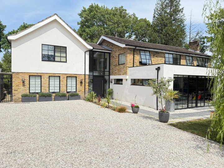 Lovely Large Modern Home In Private Wooded Estate - 