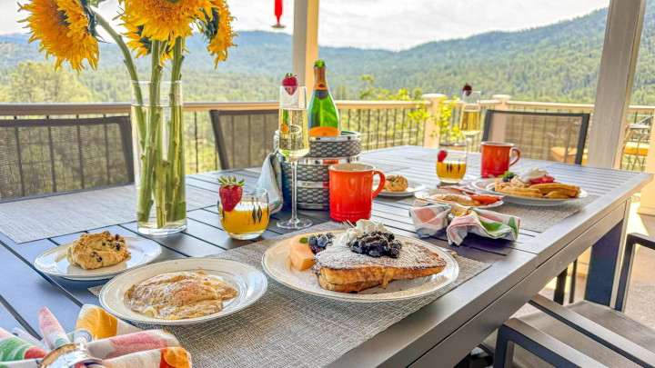 Mountain Daddies Boutique Bed & Breakfast Near Yosemite - Fresh Homemade Breakfast Included - Oakhurst, CA