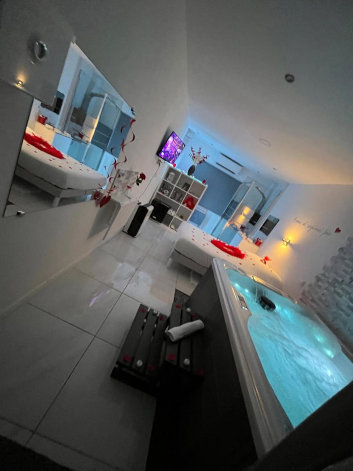 Love Room Avec Spa Privatif - Vitrolles
