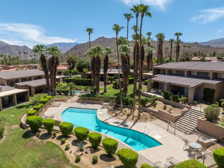Desert Flower- Country Club Condo Pool & Spa - Palm Desert, CA