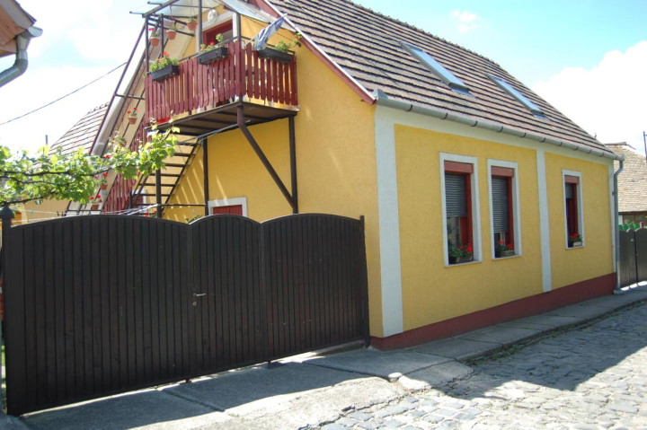 Zách Klára Utcai Apartman - Zebegény