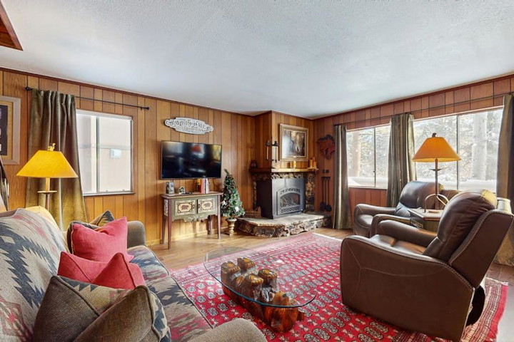 Classic Gambrel-style Cabin Family And Pet Friendly Walk To Lake Close To Ski - South Lake Tahoe, CA
