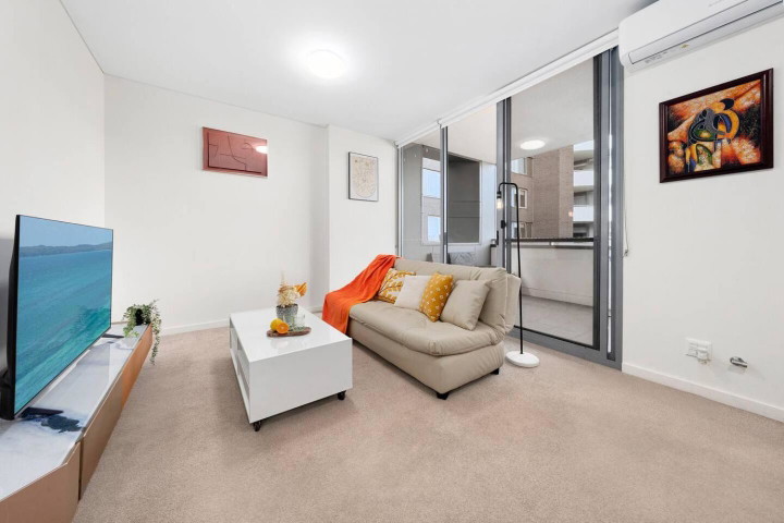Modern Apartment With Balcony & Garden Outlook - Sydney