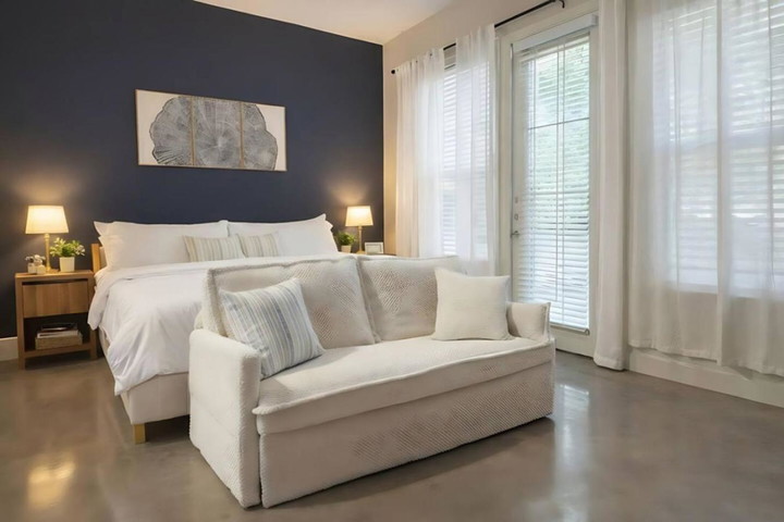 Stylish Modern Studio With King, Full Bed. Pool, Gym - Irving, TX