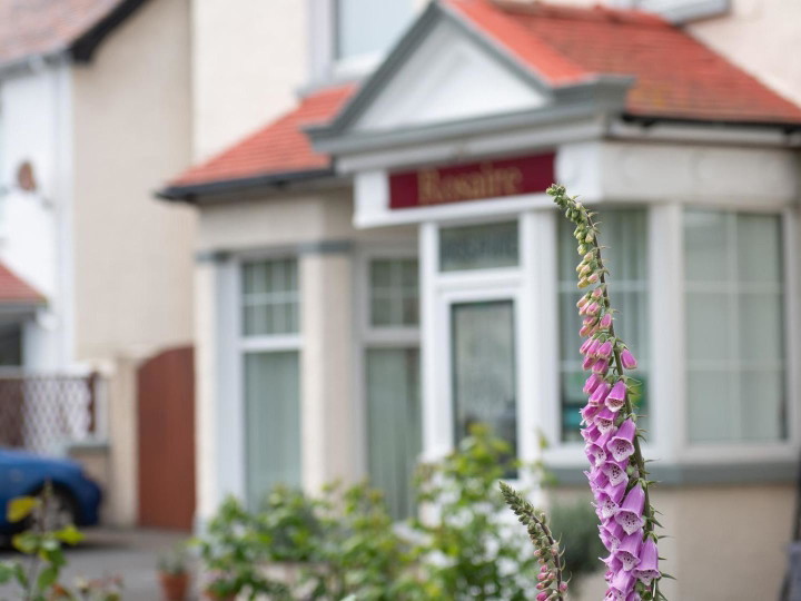 Rosaire Guest House With Private Parking - Llandudno