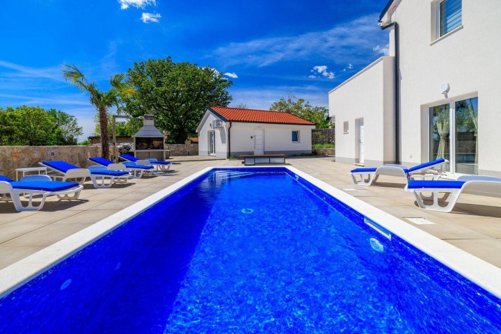 Pool Mit Salzektrolyse Unweit Der Heilschlamm Bucht - Krk