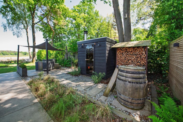 86, Bed & Outdoor Wellness - Sauna, Hottub, Icebath & Outdoor Shower Included! - Oirschot
