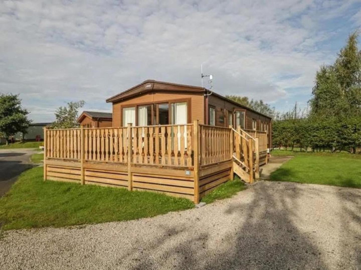 2-bed Cabin - Sleeps 4 - Parking - Pet Friendly - Carnforth