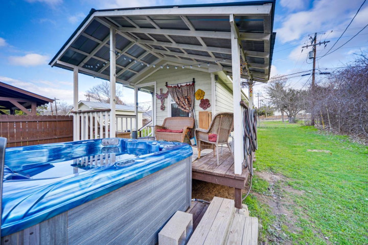 Cozy Canyon Lake Cottage Rental W/ Private Hot Tub - Wimberley, TX