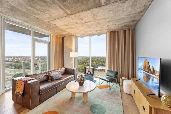 18th Fl 1br - Heated Pool - Gym - Balcony - Texas