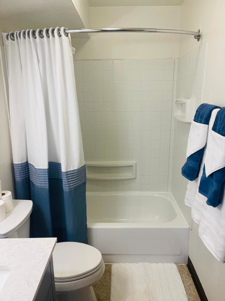 Lovely Clean Bright Top Floor Unit - Fairbanks, AK