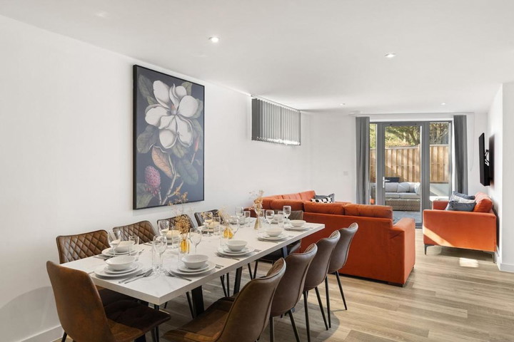 Awesome Wembley Apartment Sleeps 11 - Harrow