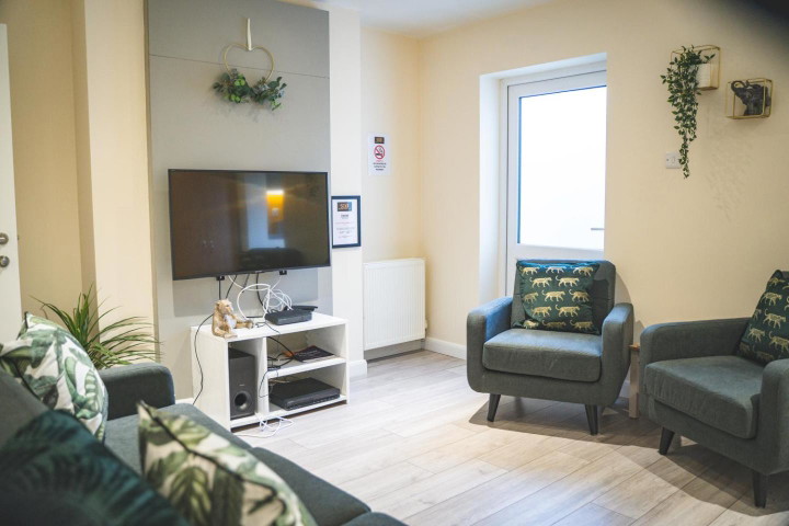 Spacious 4-bed House In Crewe By 53 Degrees Property, Ideal For Contractors & Business, Free Parking - Sleeps 7 - Crewe