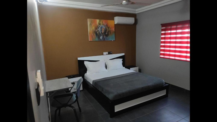 Deluxe Double Bed Bedroom In Lome Togo - 로메