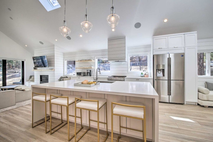 Half-mi To Big Bear Lake: Modern Home W/ Deck - Big Bear Lake, CA