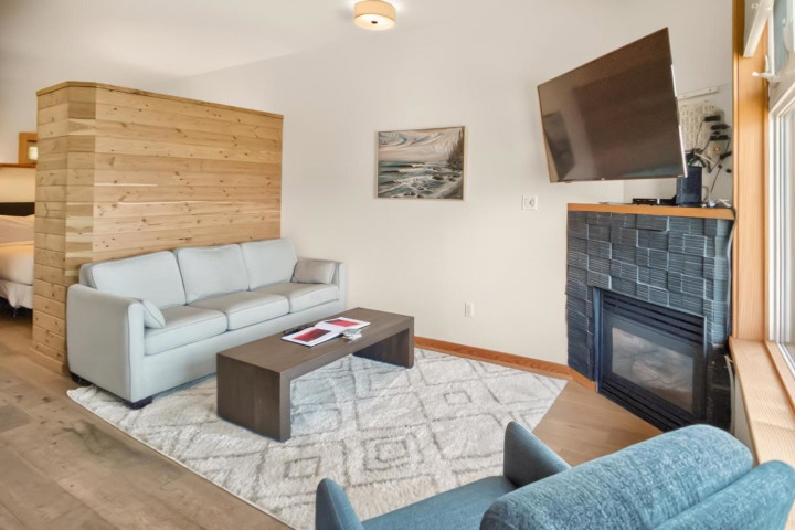 Cedar & Swell - Waterfront Bachelor Condo - Tofino