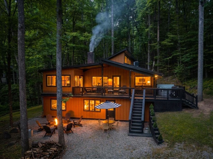 Mountain Cabin With Arcade, Hot Tub & Fire Pit - Berkeley Springs, WV
