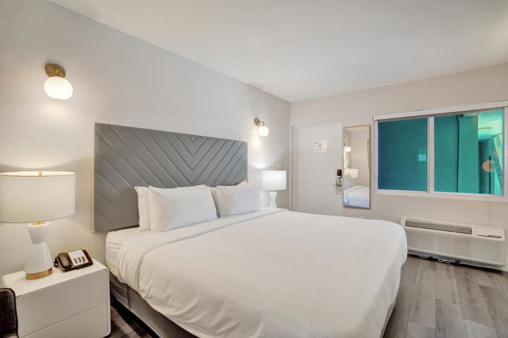 Ocean Blvd King Suite Hideaway - Pompano Beach, FL