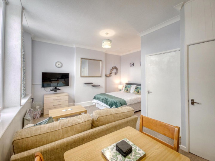 Apartment 4 - Large Studio - Sea Front Location - Rear Views-free Parking - Totnes