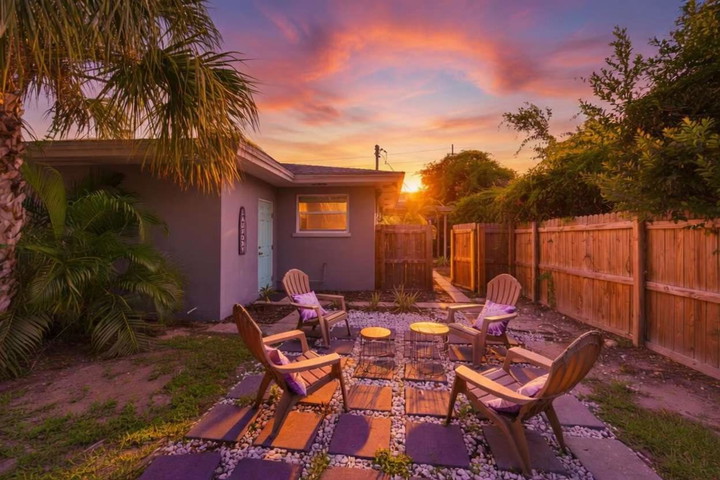 Fenced Backyard 2br Pet Friendly And Sleeps 6 - Clearwater, FL