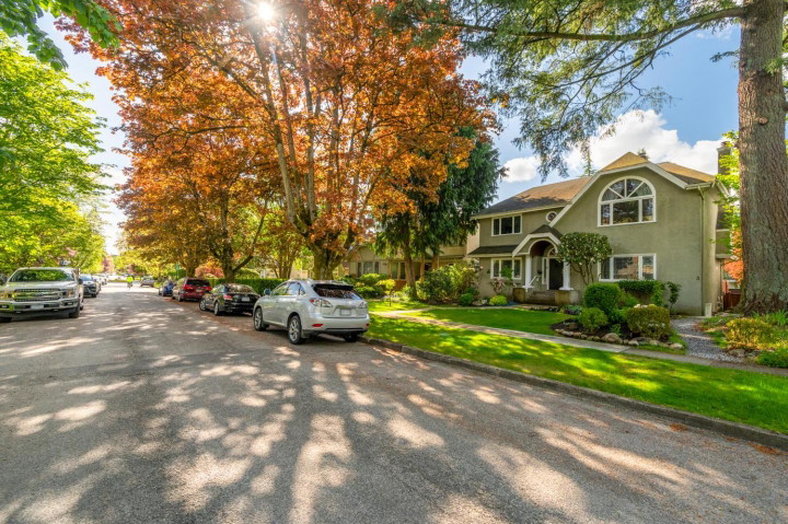 Budgetwise 2-bed Basement Full Kitchen & Laundry & Free Parking - Vancouver