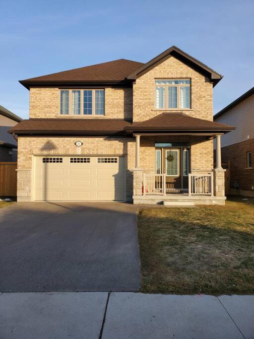 4 Bd Family Retreat - Basement Not Included - Stratford